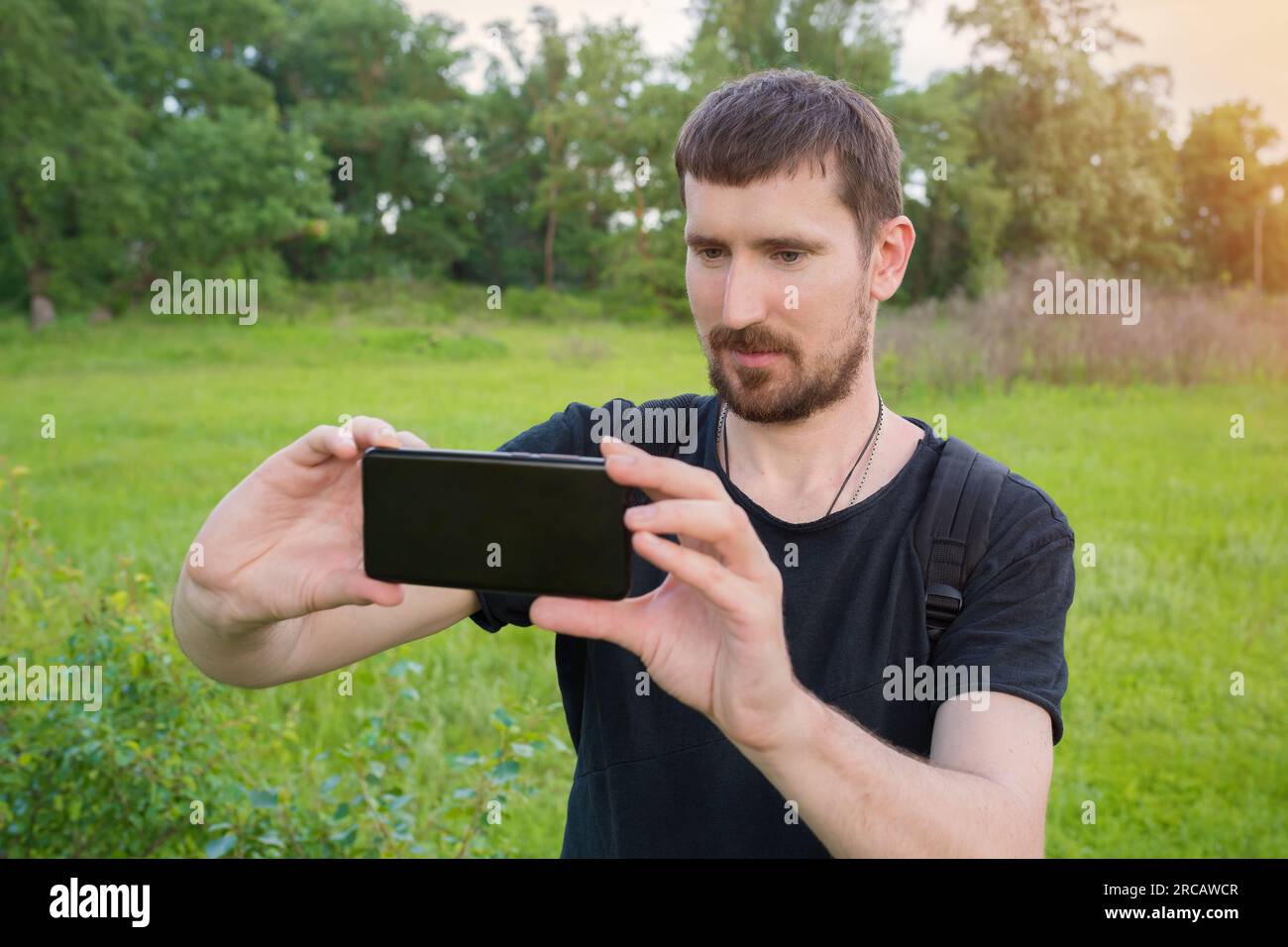 Man filming on his phone hi-res stock photography and images - Alamy