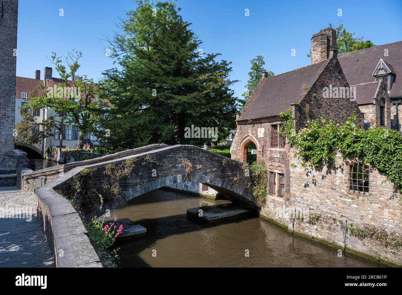 Boniface Bridge and Medieval Buildings, Bruges, Flanders, Belgium Stock ...