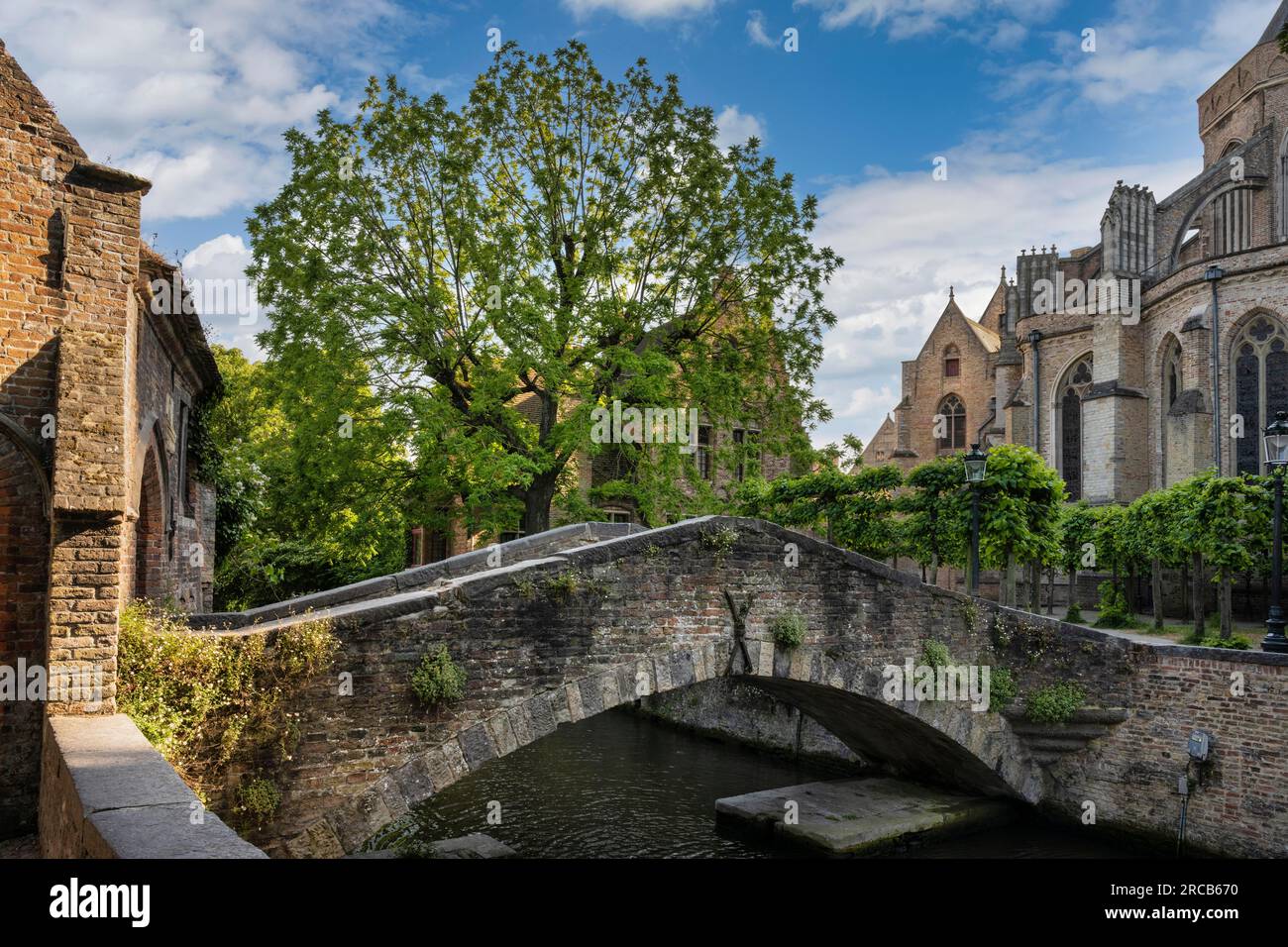 Boniface Bridge and Medieval Buildings, Bruges, Flanders, Belgium Stock ...
