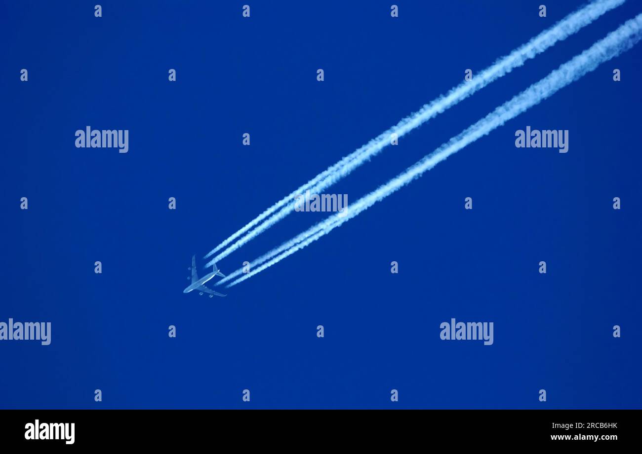 Flugzeug, aircraft contrail, Mond, moon Stock Photo - Alamy