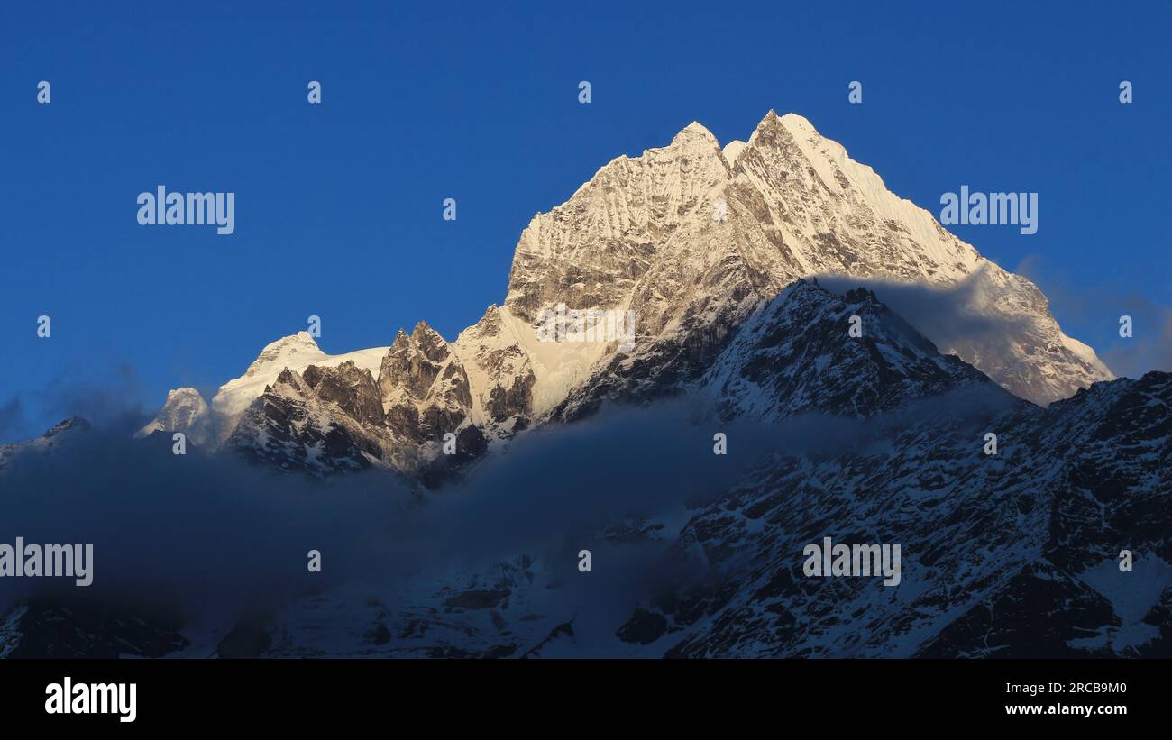 Thamserku just before sunset Stock Photo - Alamy