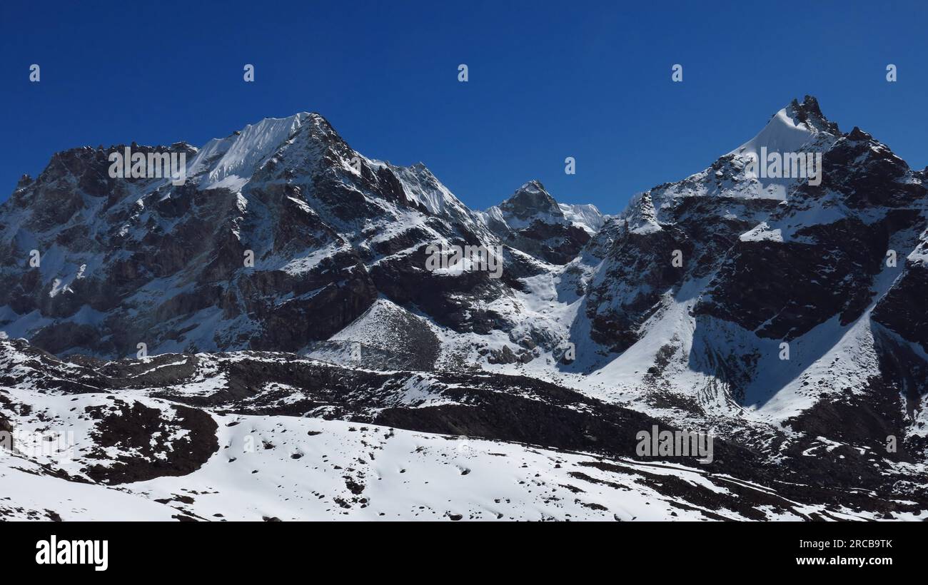 View of the Cho La mountain pass Stock Photo - Alamy