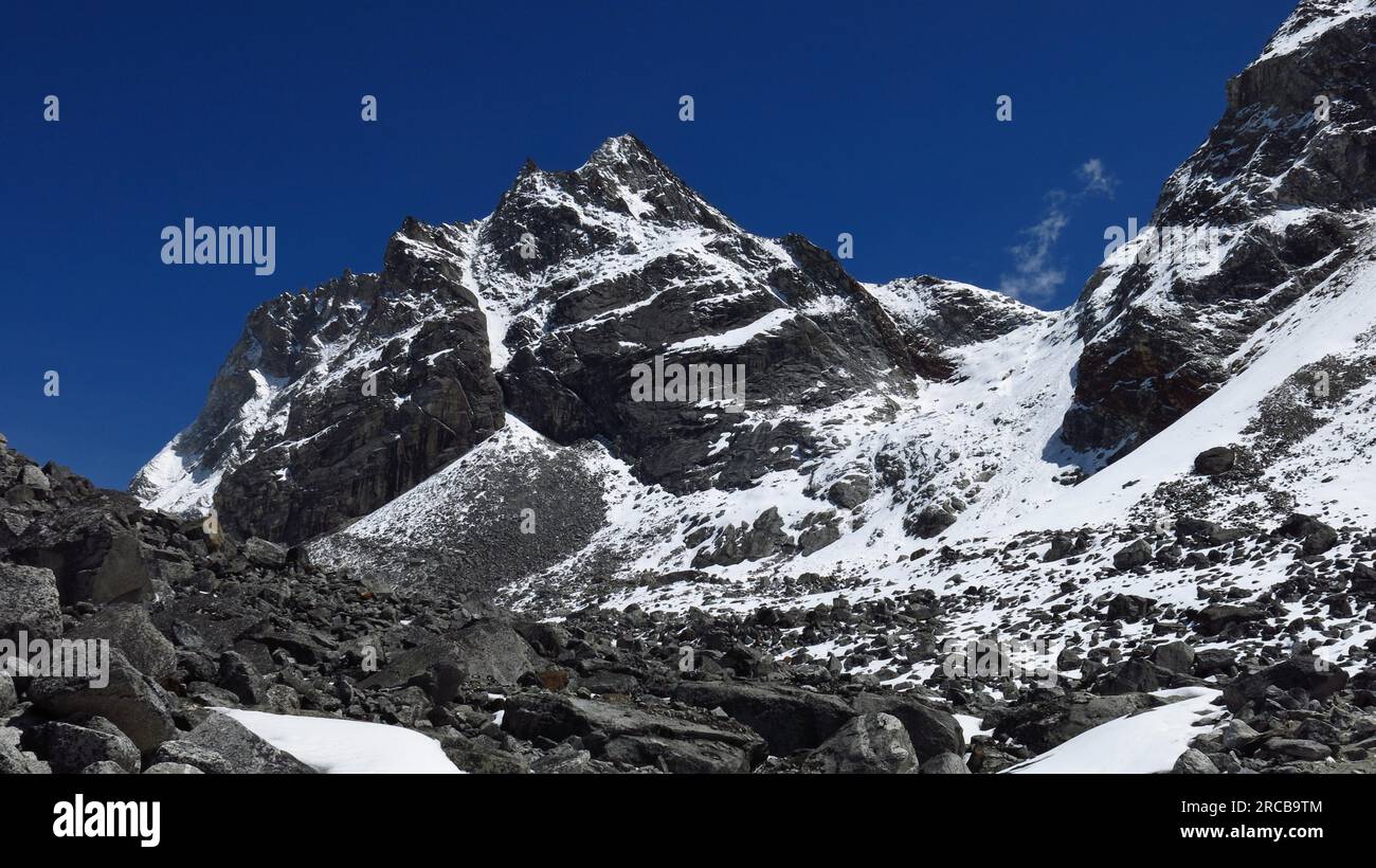 Steep trekking route to the Cho La mountain pass Stock Photo - Alamy