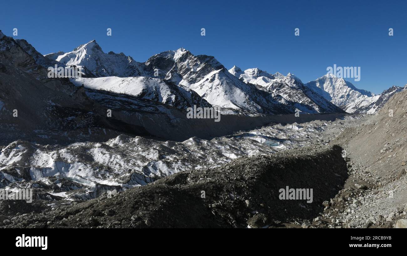 Khumbu glacier hi-res stock photography and images - Alamy