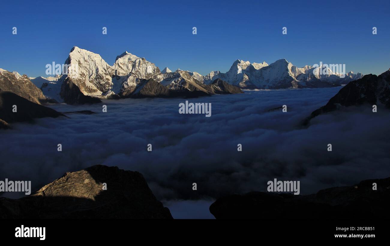 Mountains reaching into the clouds hi-res stock photography and images ...