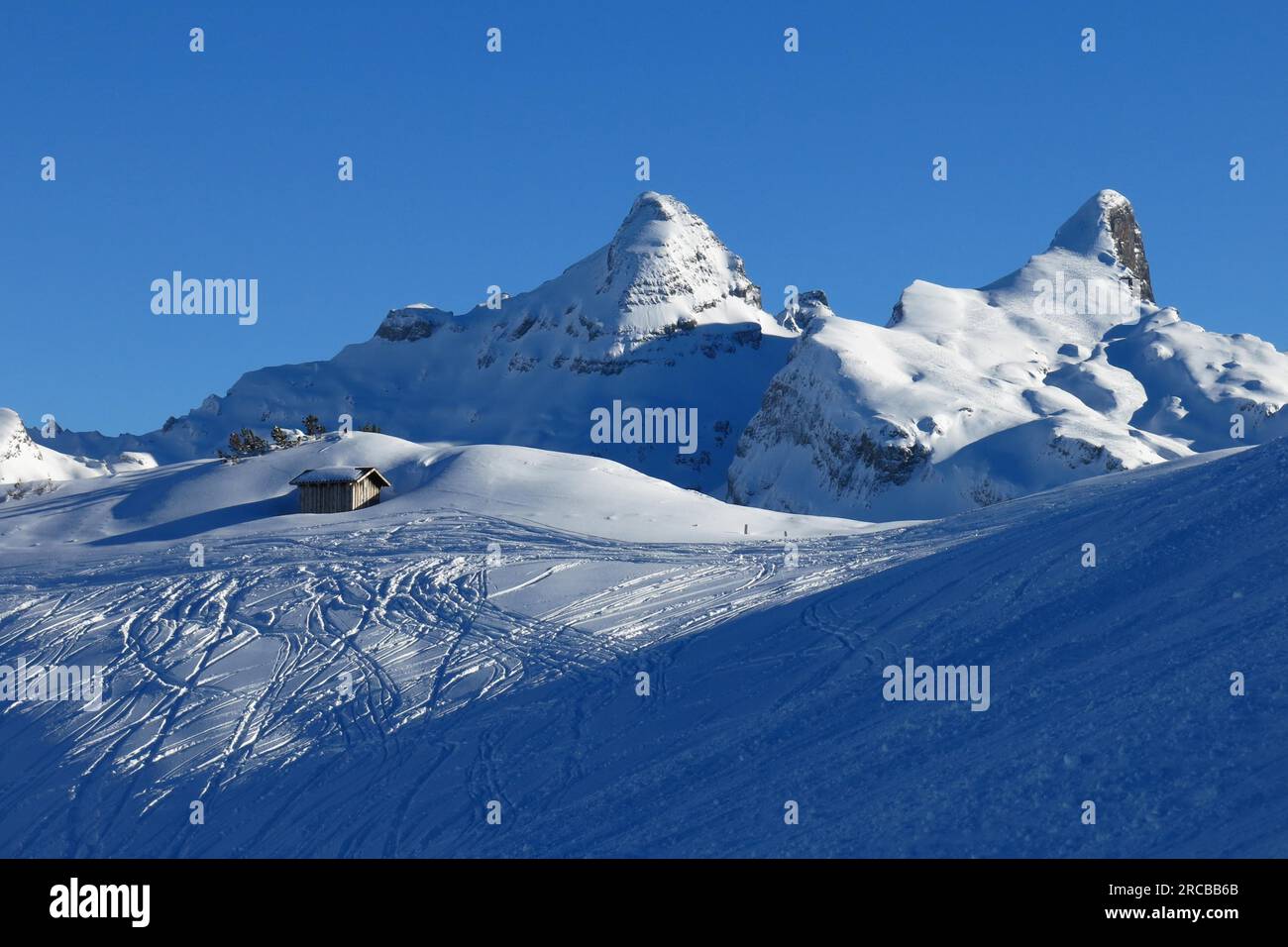 Winter scene in the Stoos ski area. Snow covered mountain peaks Stock ...