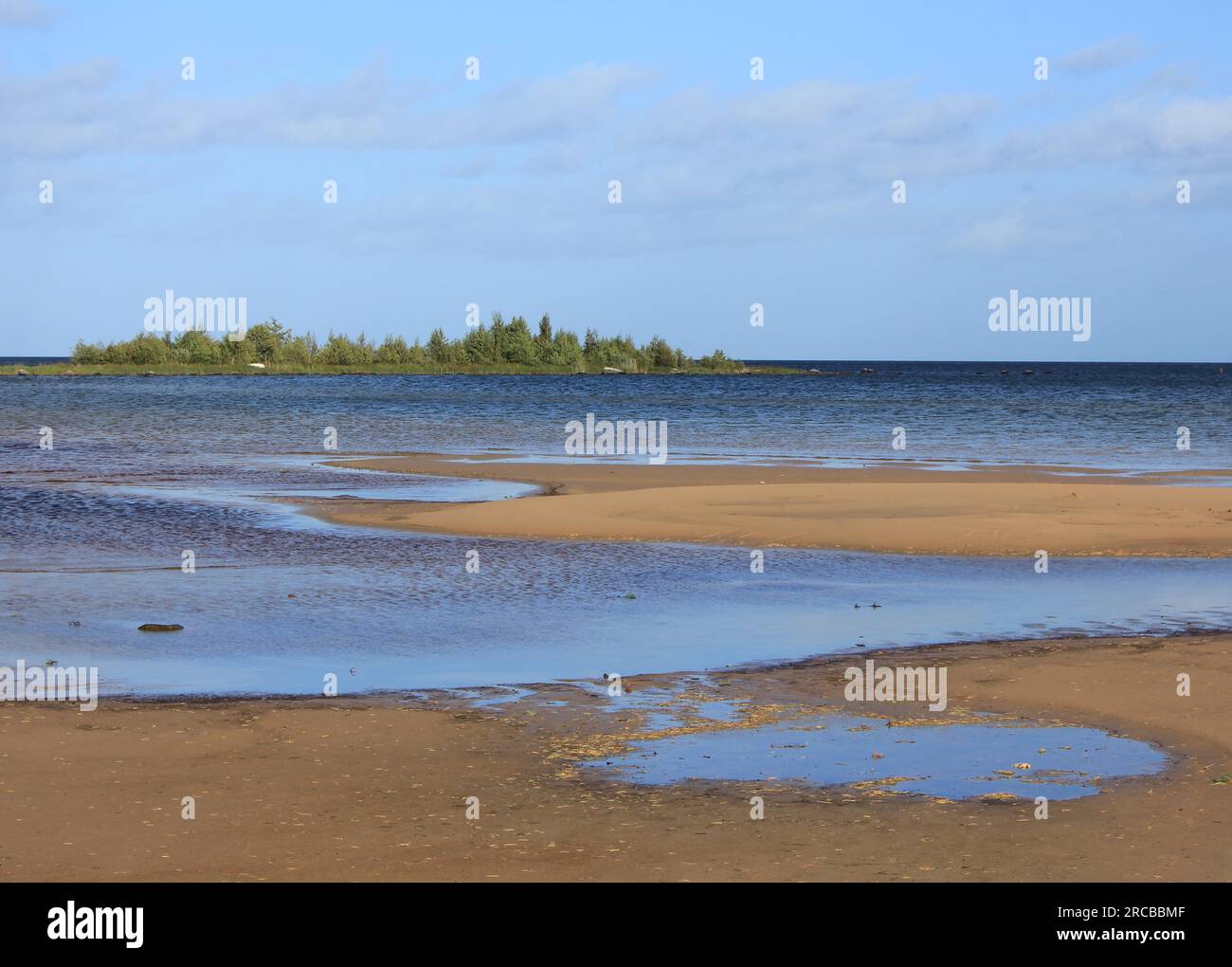 Sand beach in Vita Sannar and blue water of Lake Vanern Stock Photo - Alamy