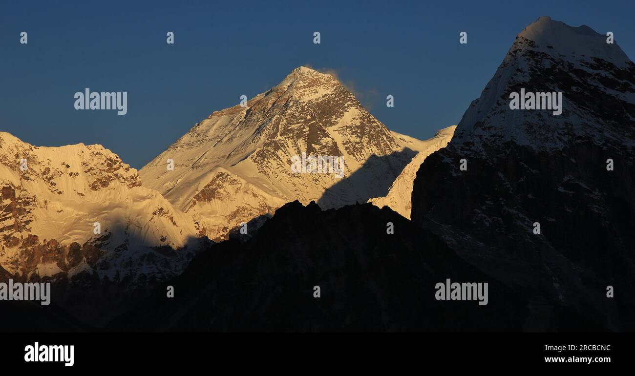 Autumn sunset in the Himalayas. Peak of Mt Everest Stock Photo - Alamy