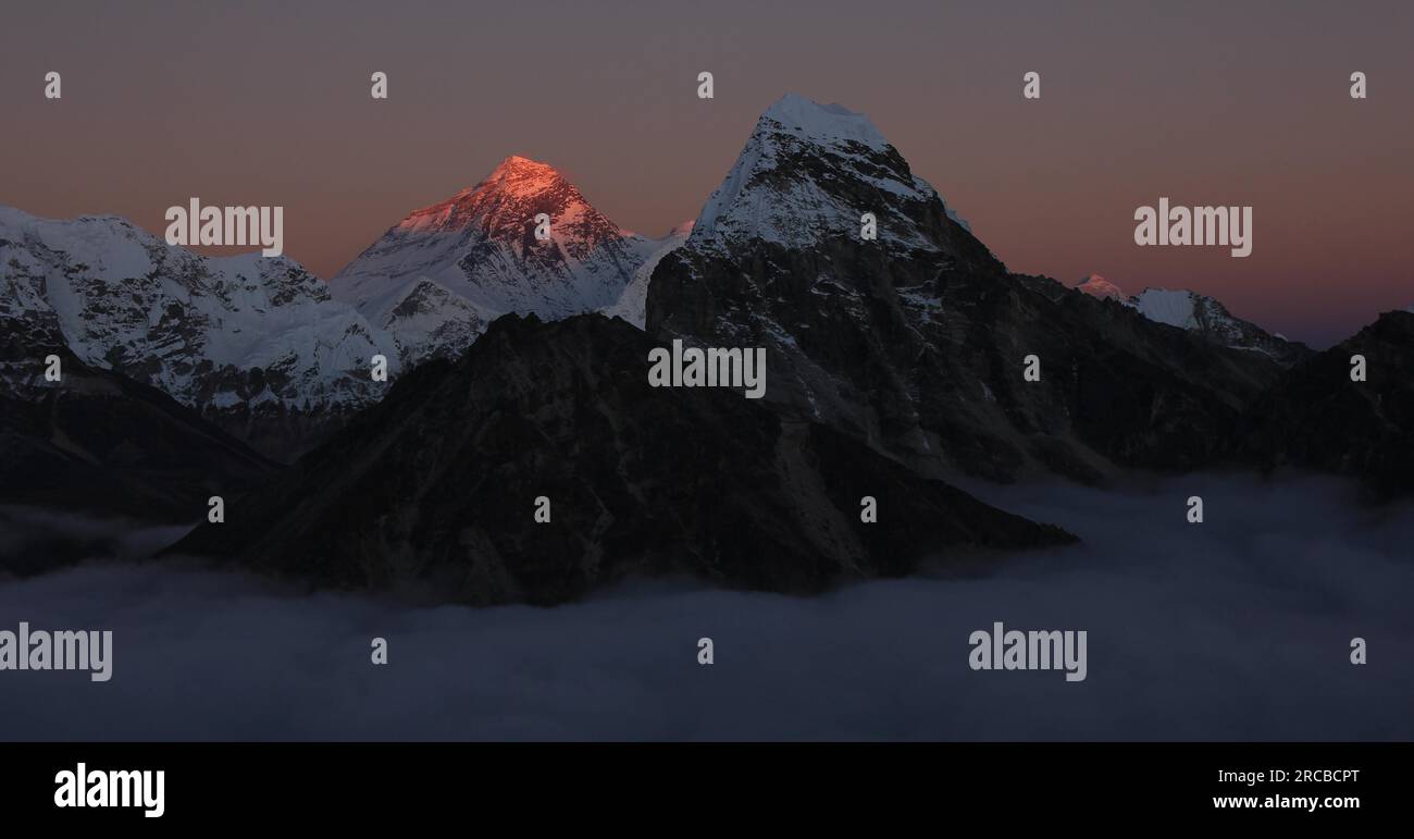 Mount everest sunset hi-res stock photography and images - Alamy