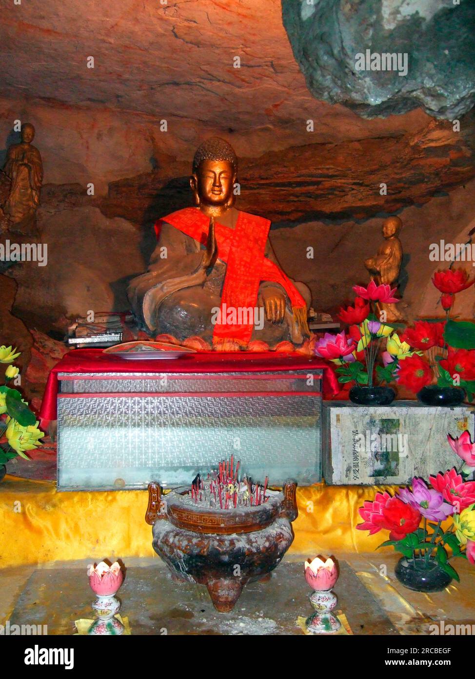 Buddhist cave art china hi-res stock photography and images - Alamy