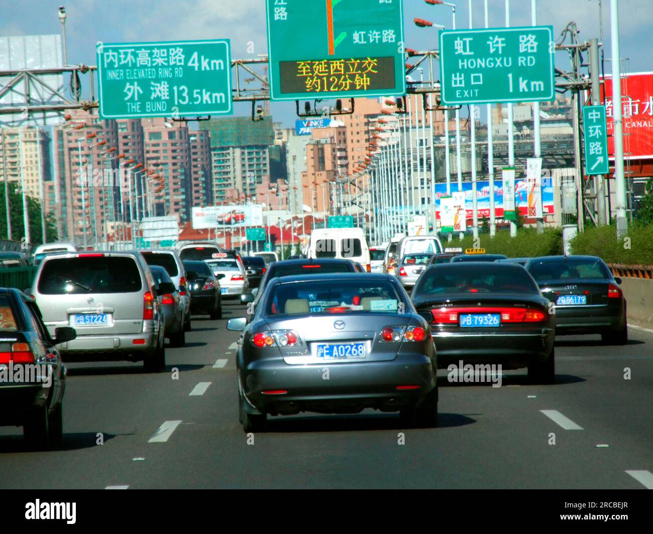 Shanghai cars hi-res stock photography and images - Alamy