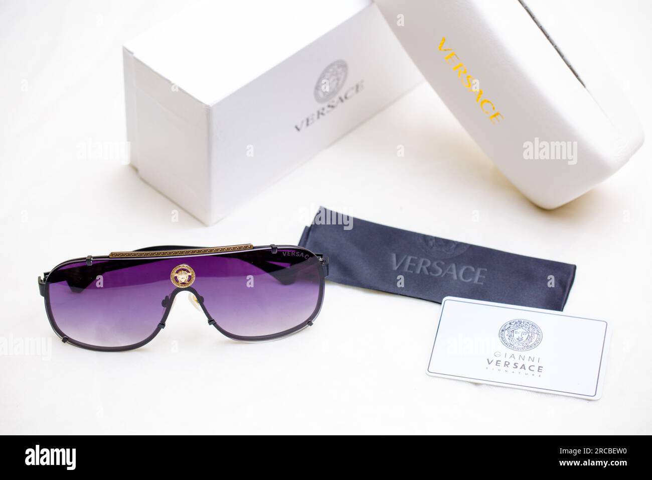 Shades sunglasses spectacles classic items products Stock Photo - Alamy