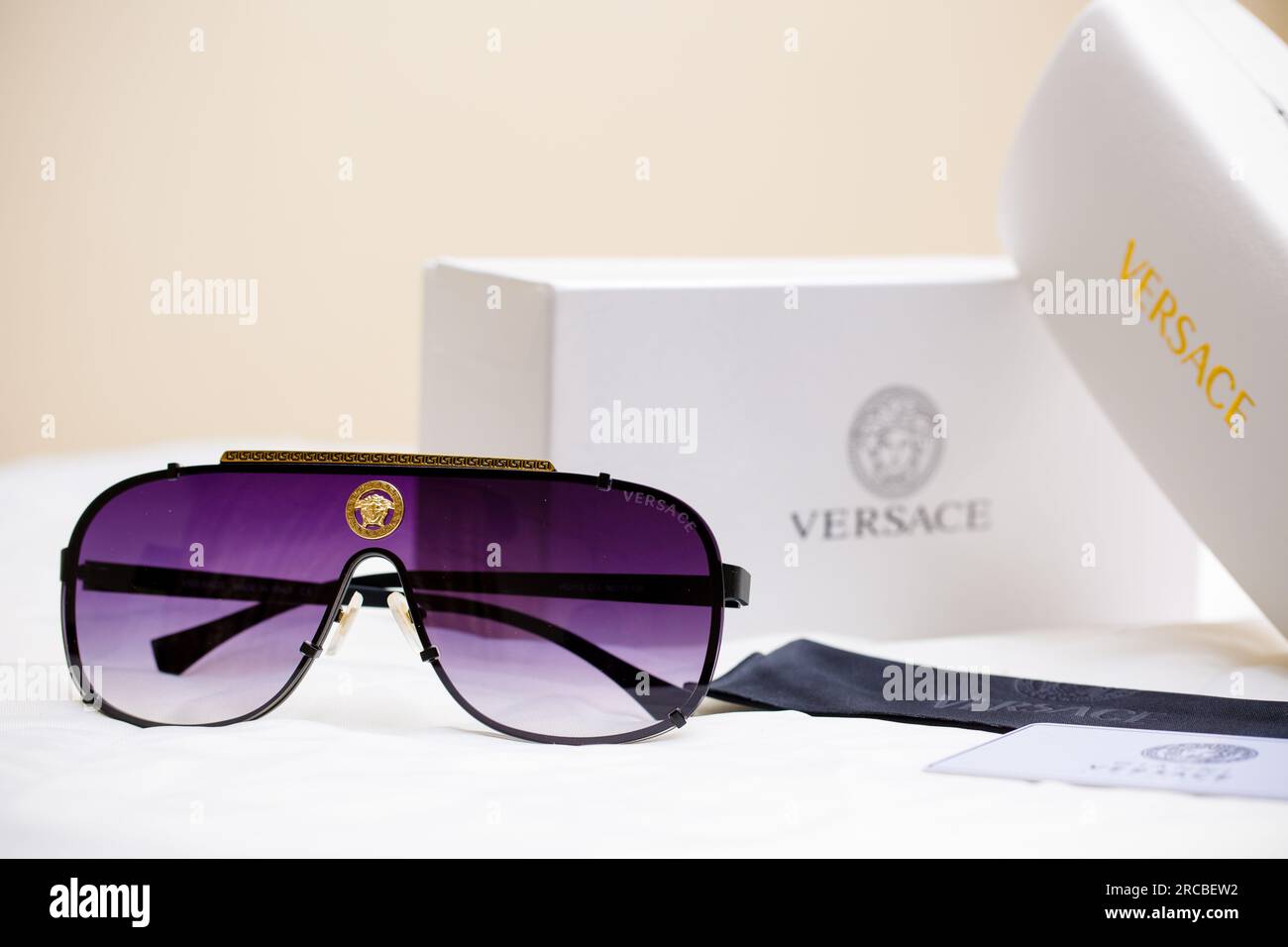 Shades sunglasses spectacles classic items products Stock Photo - Alamy