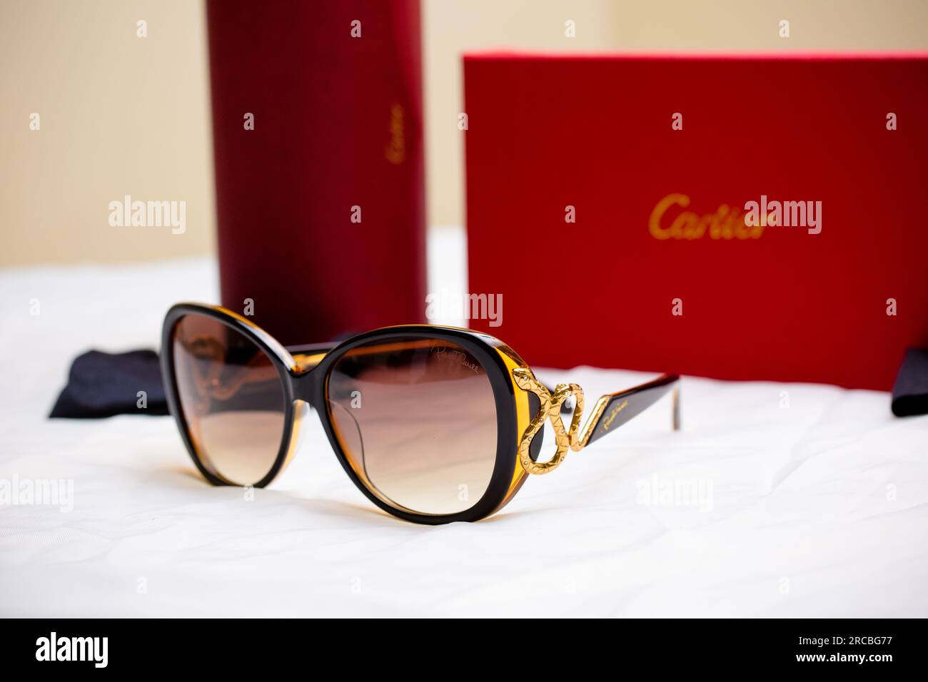 Shades sunglasses spectacles classic items products Stock Photo - Alamy