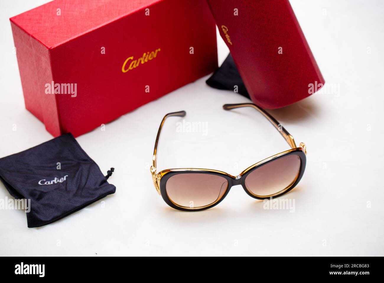 Shades sunglasses spectacles classic items products Stock Photo - Alamy