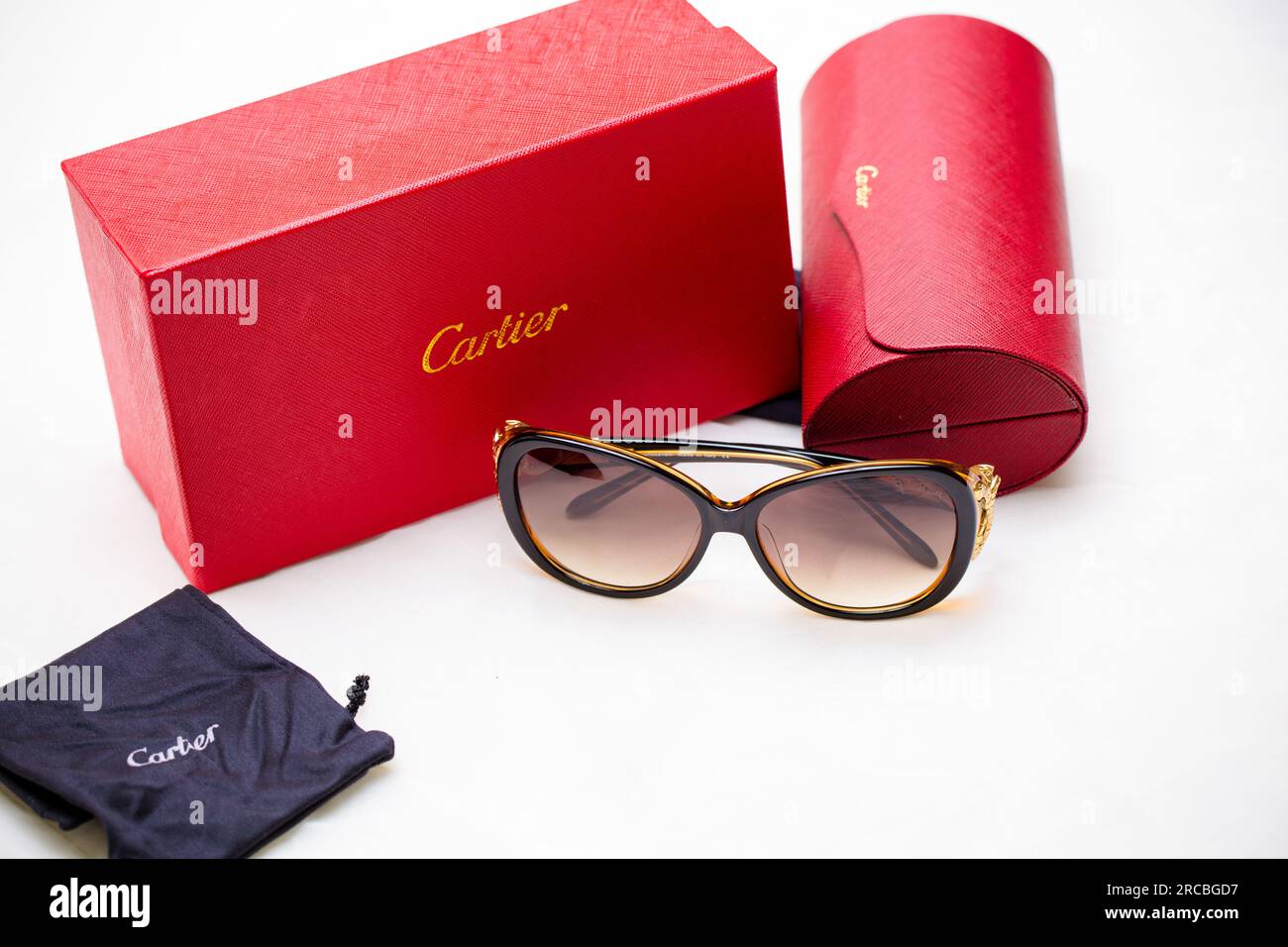 Shades sunglasses spectacles classic items products Stock Photo - Alamy