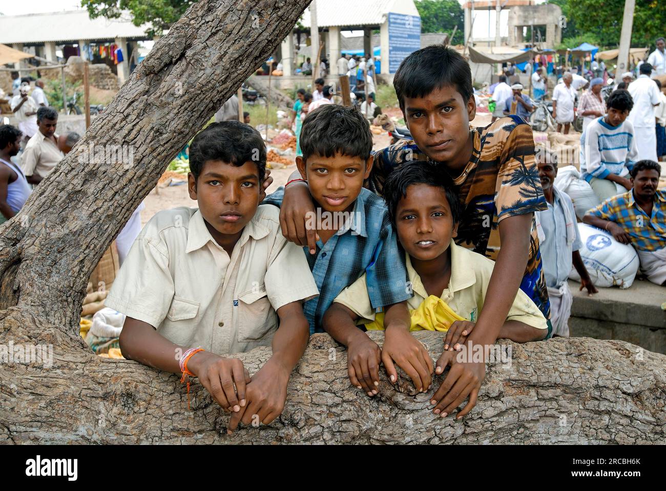 Child india market hi-res stock photography and images - Alamy