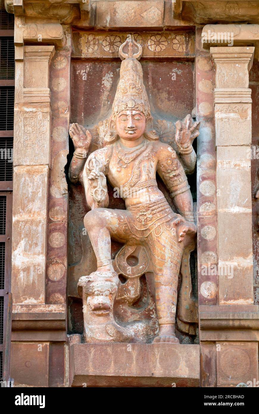 Dwarapalaka gate Keeper statue in Brihadisvara Brihadeeswara Big Temple ...