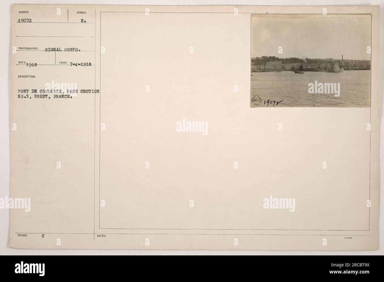 American soldiers unloading supplies at Port de Commerce in Brest ...