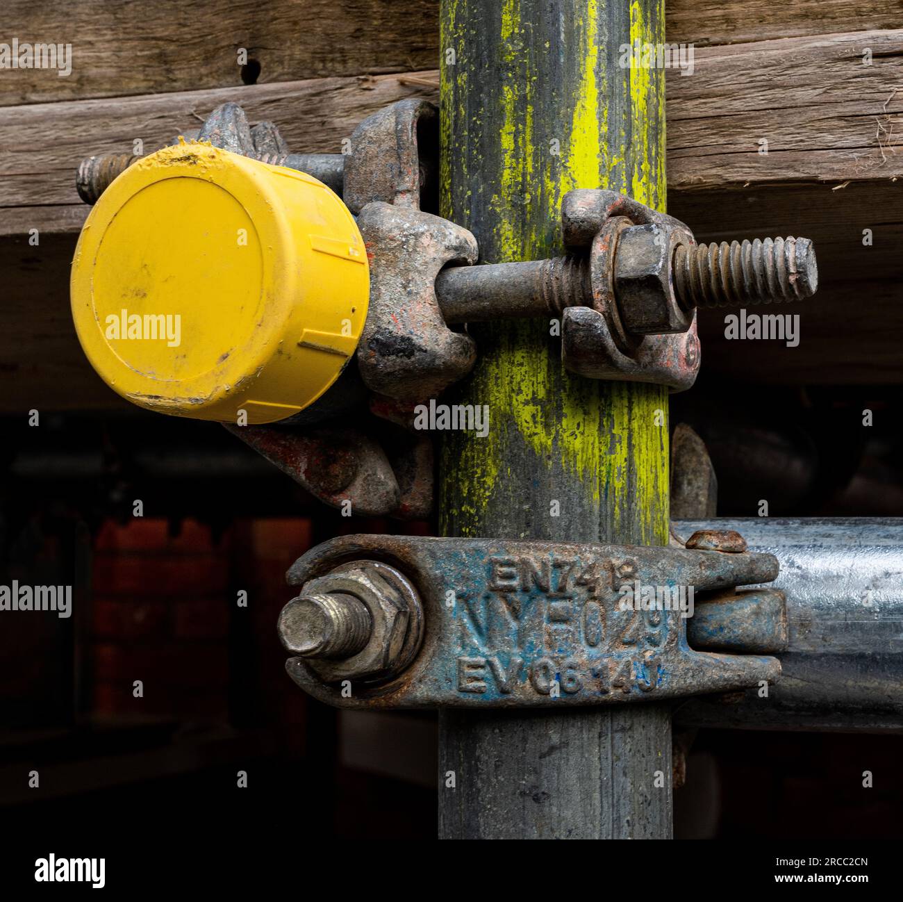 Locking mechanism on scaffolding poles Stock Photo - Alamy