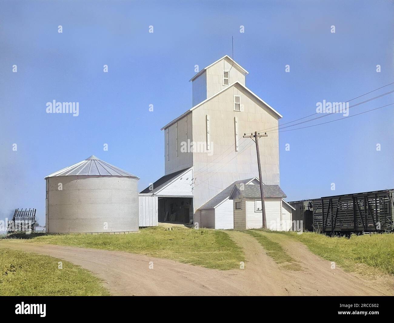 Grain elevator with steel bin for shelled corn storage, Marshall County ...