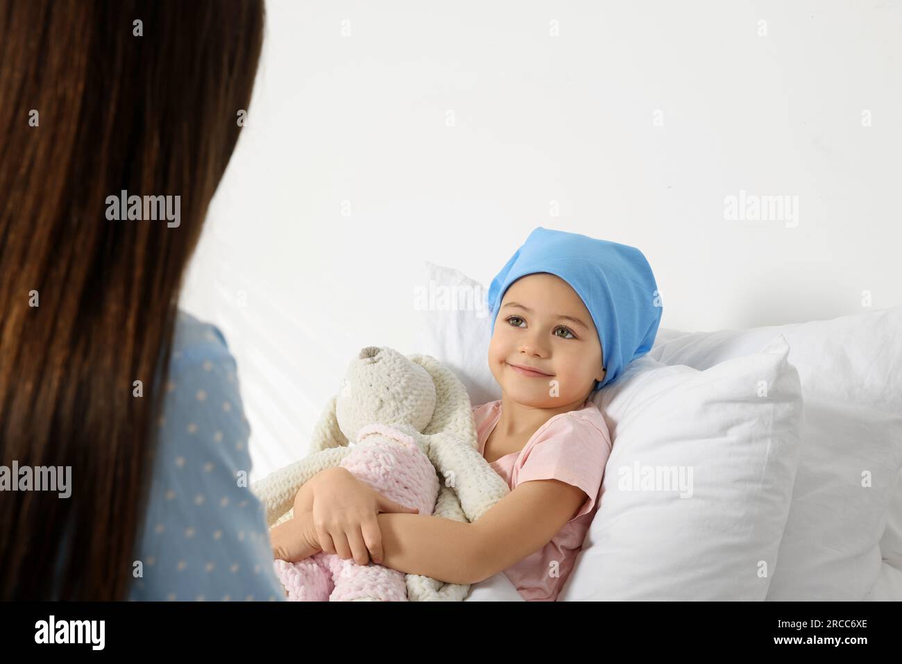 Childhood cancer. Mother and daughter with toy bunny in hospital Stock ...
