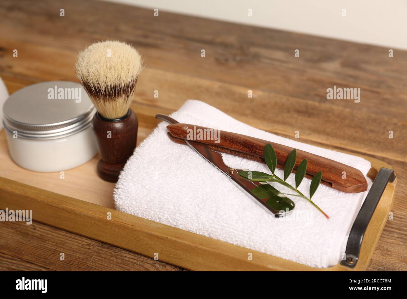 Set of men's shaving tools on wooden tray Stock Photo - Alamy