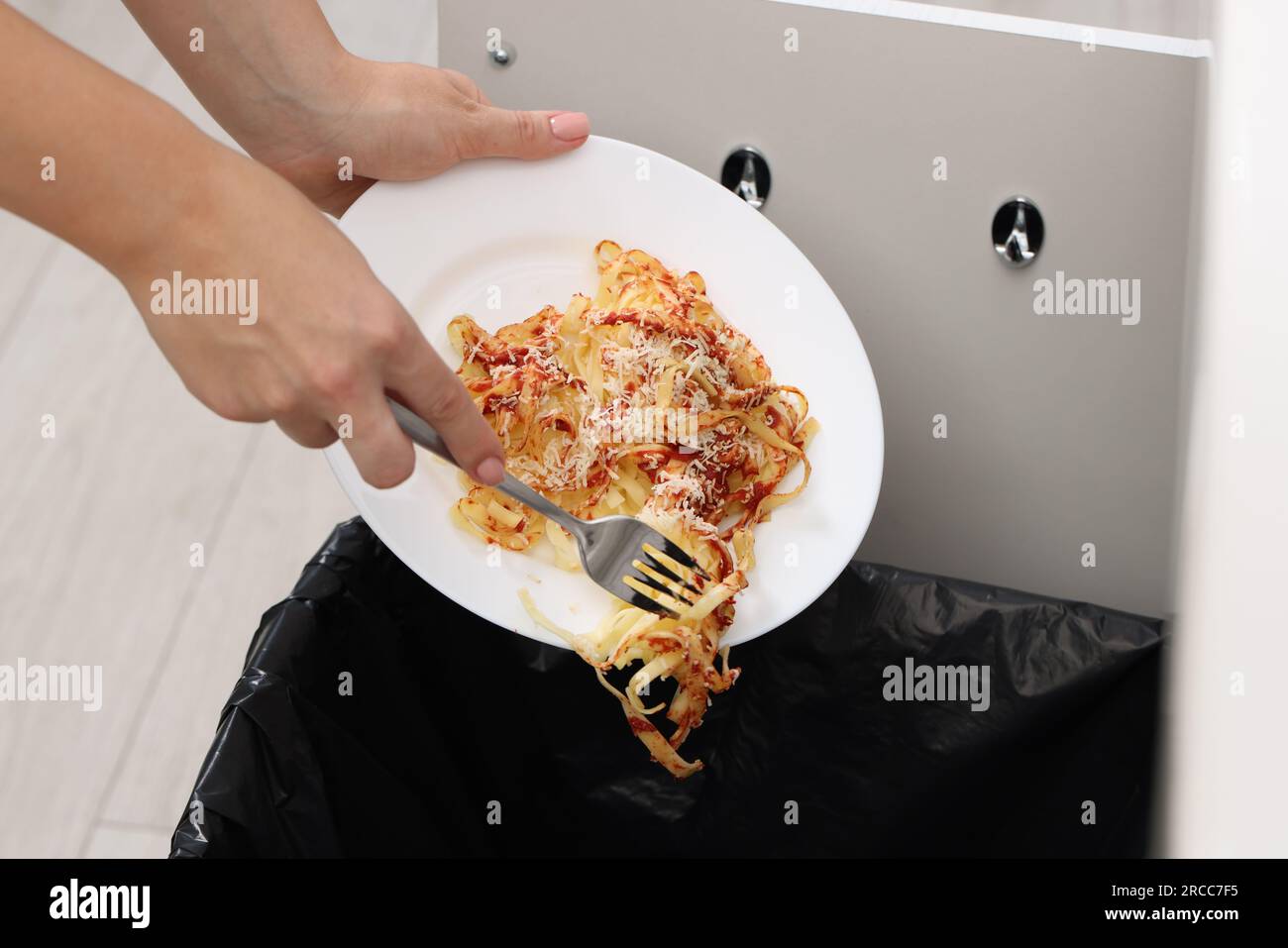 Woman throwing plate hi-res stock photography and images - Alamy