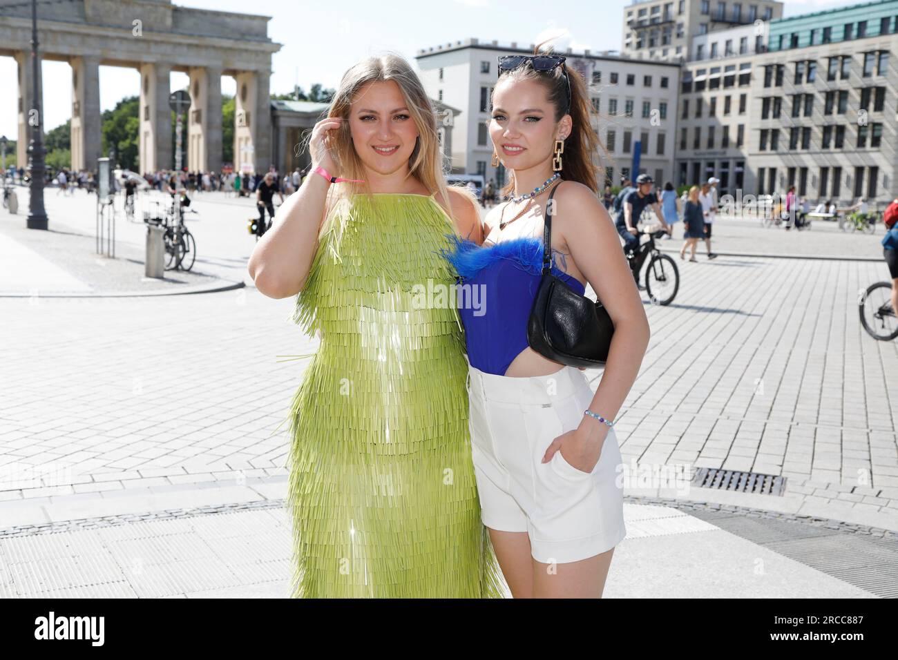 Dascha Carriero und Luca Angelina Vanak bei der Anja Gockel Fashion ...