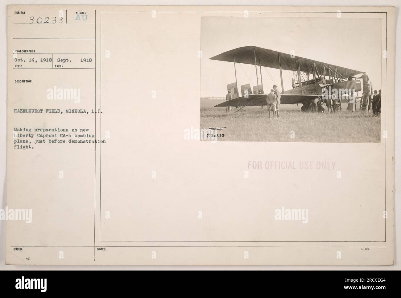 Making preparations on a new Liberty Caproni CA-5 bombing plane at ...