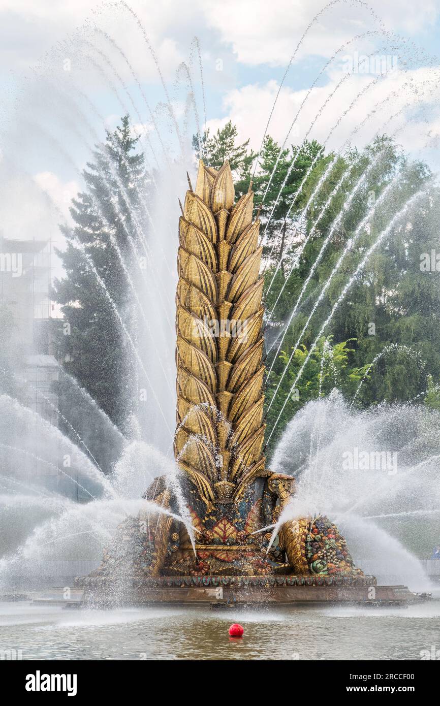MOSCOW, RUSSIA - July 29, 2022: Legendary Soviet fountain Zolotoy Kolos ...