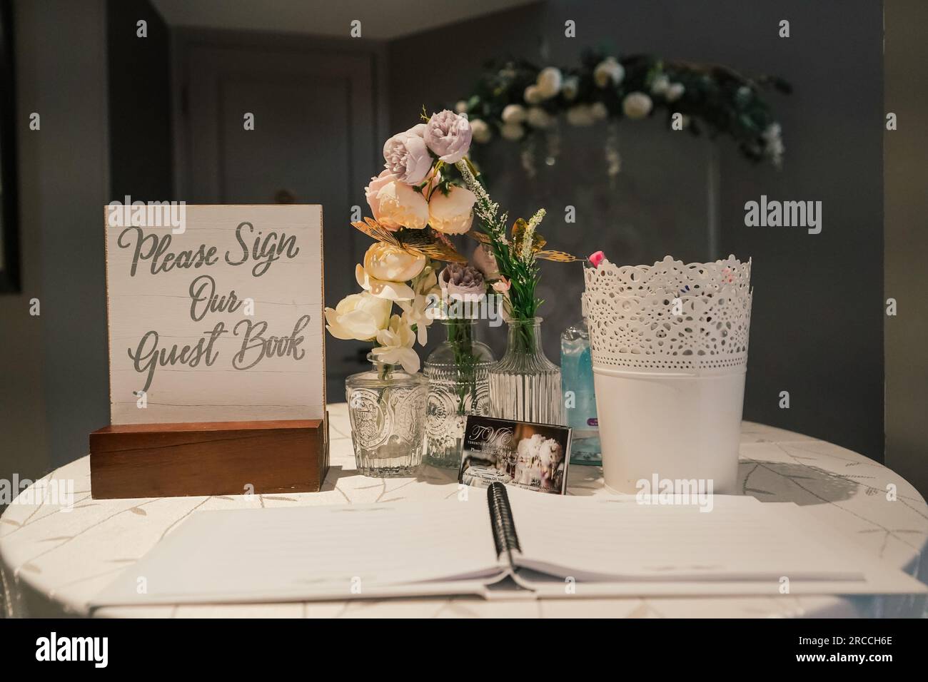 Book signing table hi-res stock photography and images - Alamy