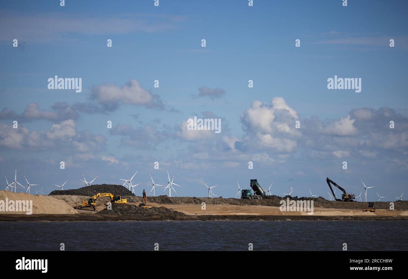 PRODUCTION - 06 July 2023, Schleswig-Holstein, Schlüttsiel: Heavy ...