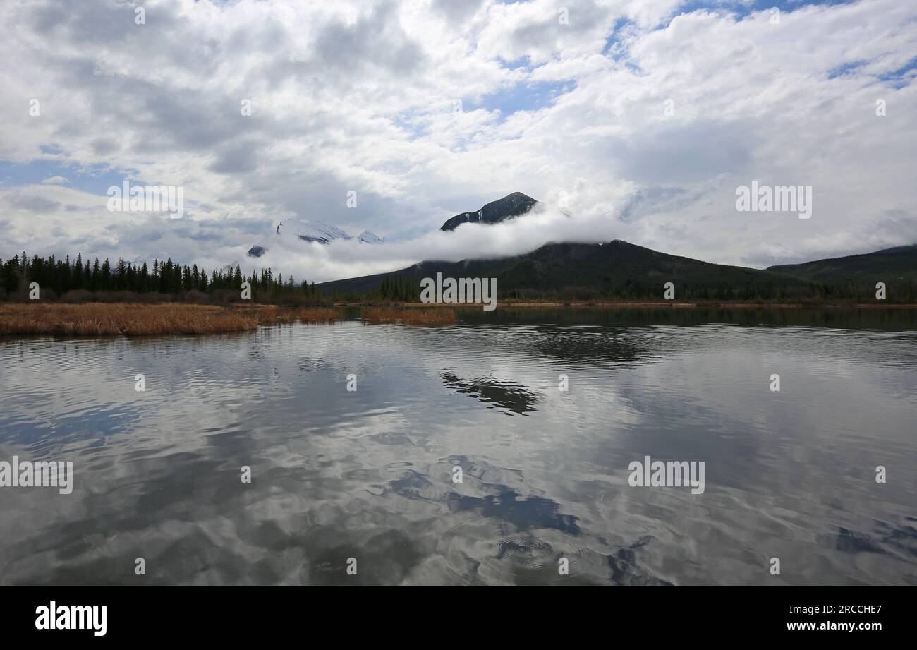 Cliffs mountain lake hi-res stock photography and images - Alamy