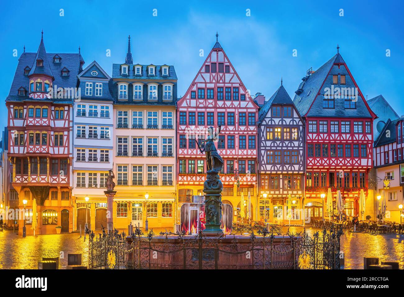 Old town square Romerberg in downtown Frankfurt, Germany at night Stock ...