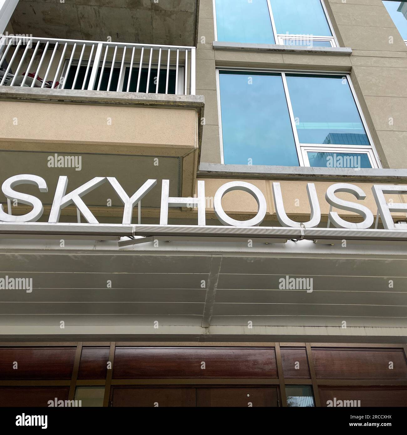 Skyhouse apartment building hi-res stock photography and images - Alamy