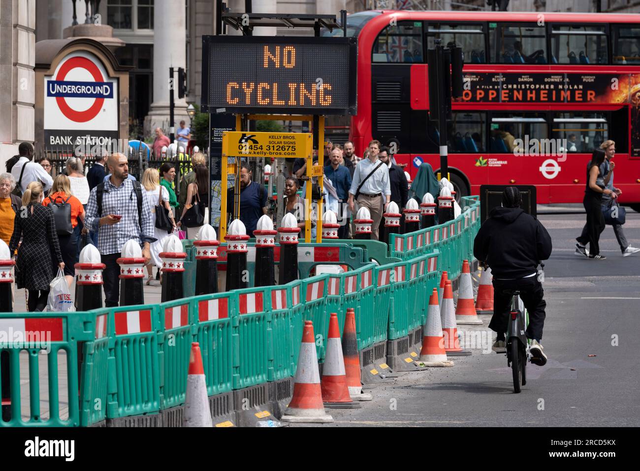 Threadneedle street road sign hi-res stock photography and images - Alamy