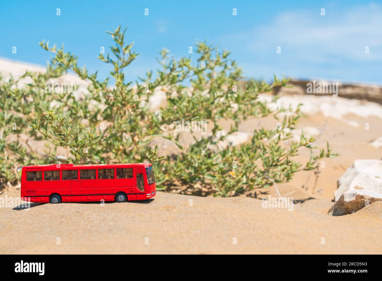 Bus in the desert hi-res stock photography and images - Alamy