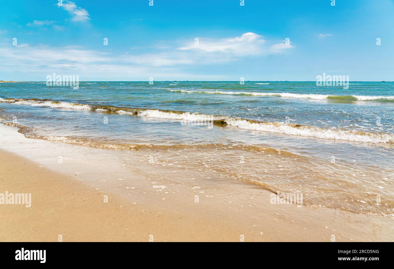 Beautiful azure ocean golden beach hi-res stock photography and images ...