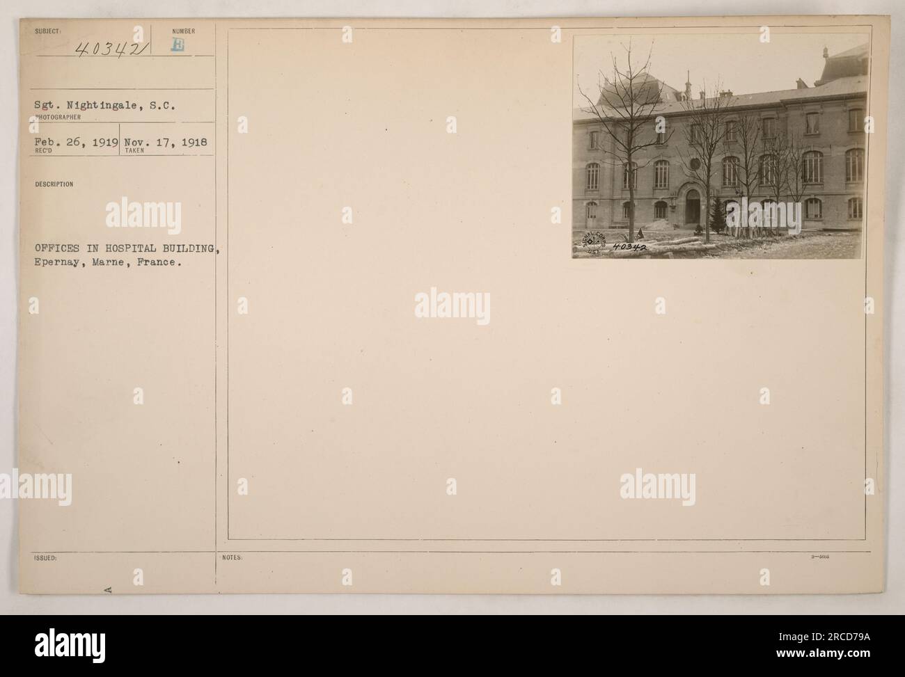 Group of American soldiers posing with a captured German machine gun ...