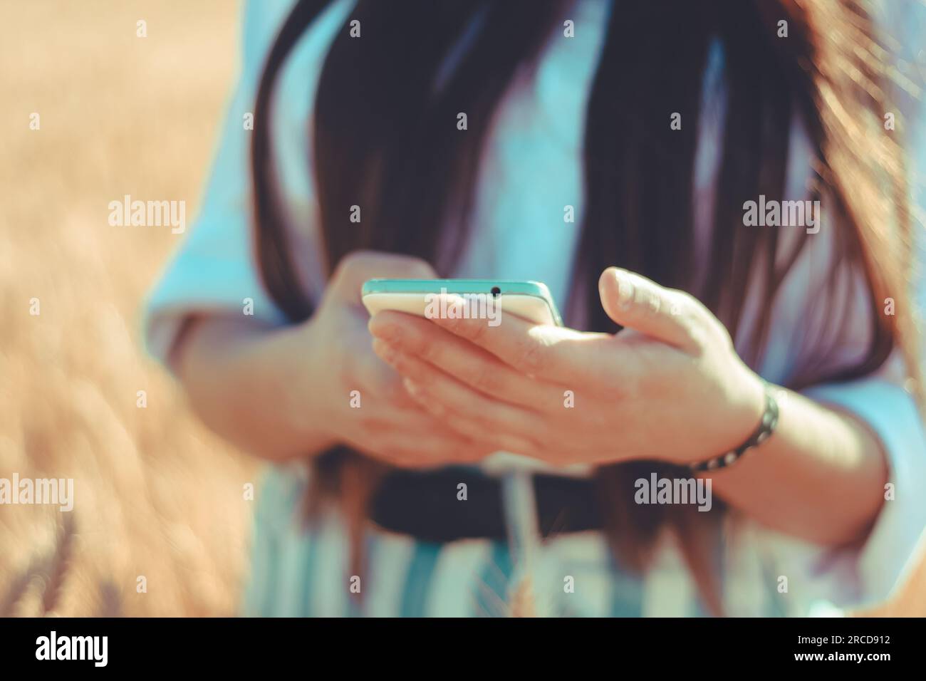 A girl chatting with her friends with her mobile phone Stock Photo - Alamy