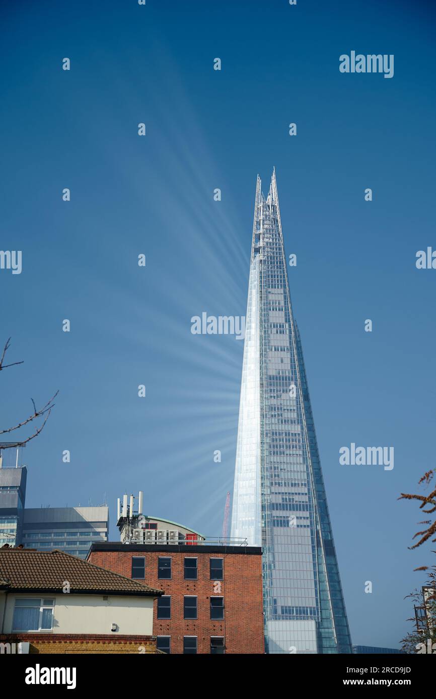 Skyscraper glass facade reflecting sky hi-res stock photography and ...