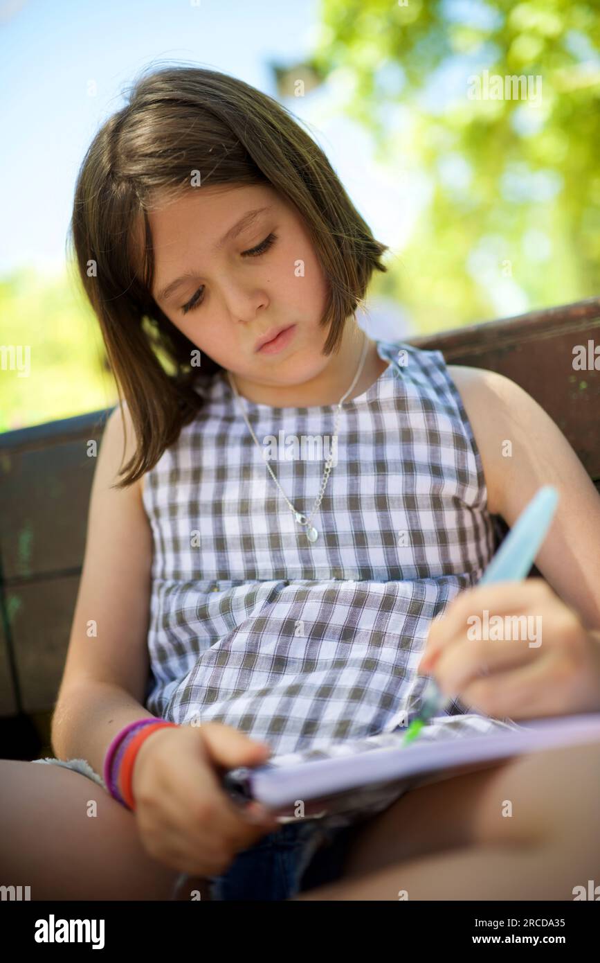 Eight year old girl drawing hi-res stock photography and images - Alamy