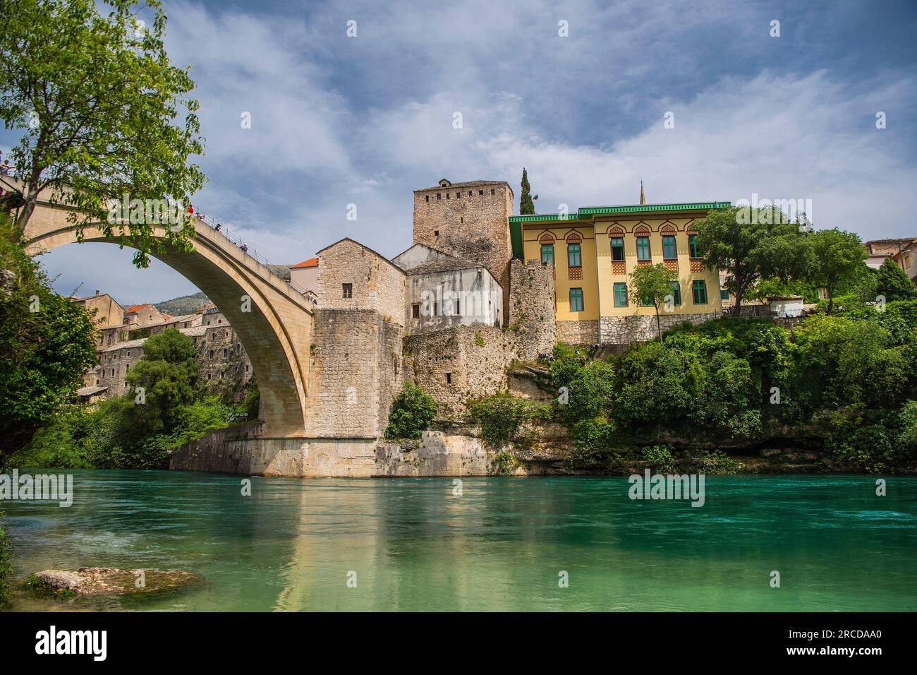 The old bridge (Stari Mostar) in Mostar connects the parts of town ...