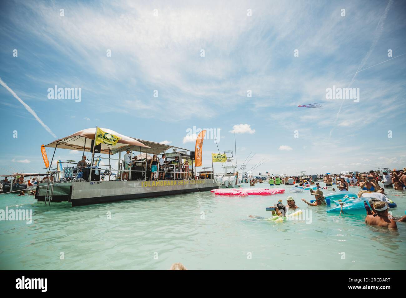 Beachgoers hi-res stock photography and images - Alamy
