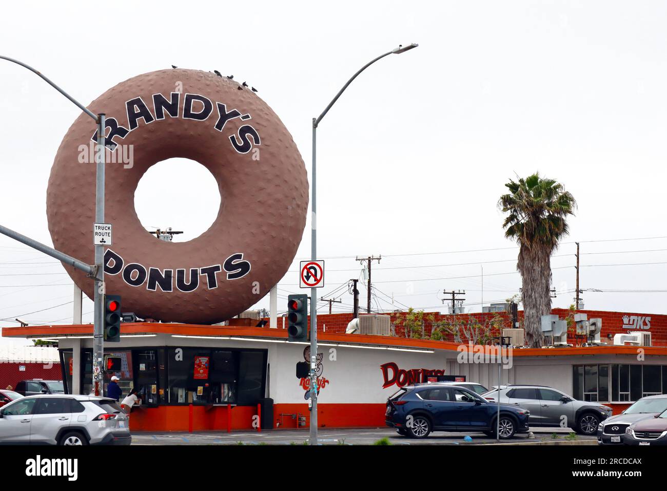 Inglewood (Los Angeles) California: Randy's Donuts with a giant ...