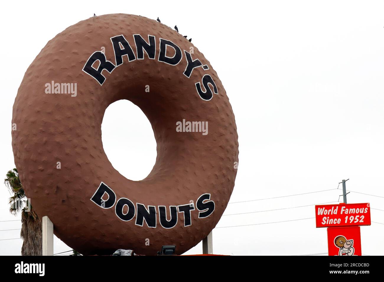 Inglewood (Los Angeles) California: Randy's Donuts with a giant ...