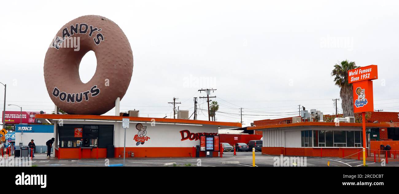 Inglewood (Los Angeles) California: Randy's Donuts with a giant ...