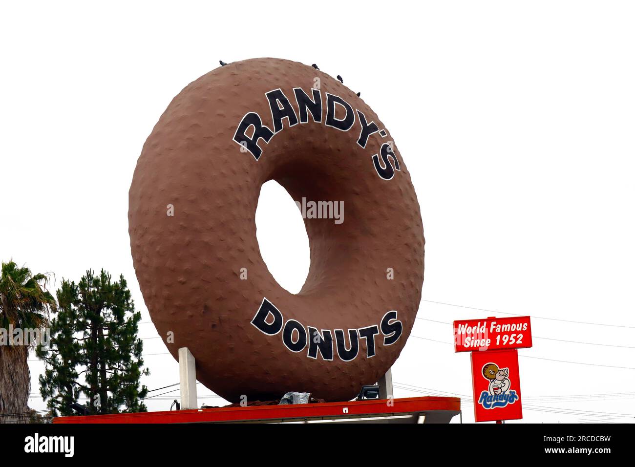 Inglewood (Los Angeles) California: Randy's Donuts with a giant ...