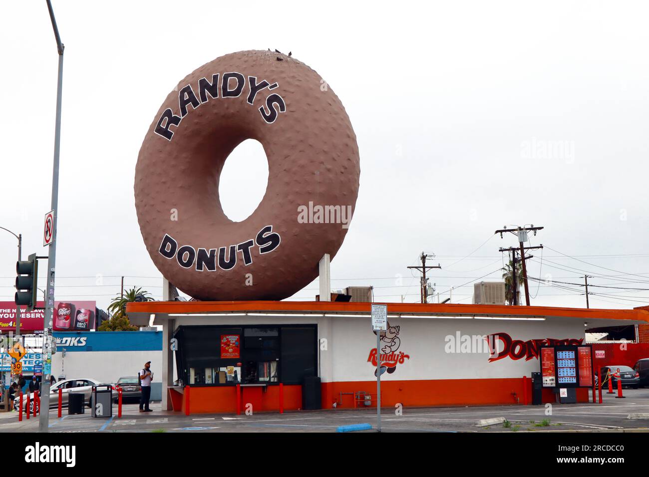Inglewood (Los Angeles) California: Randy's Donuts with a giant ...